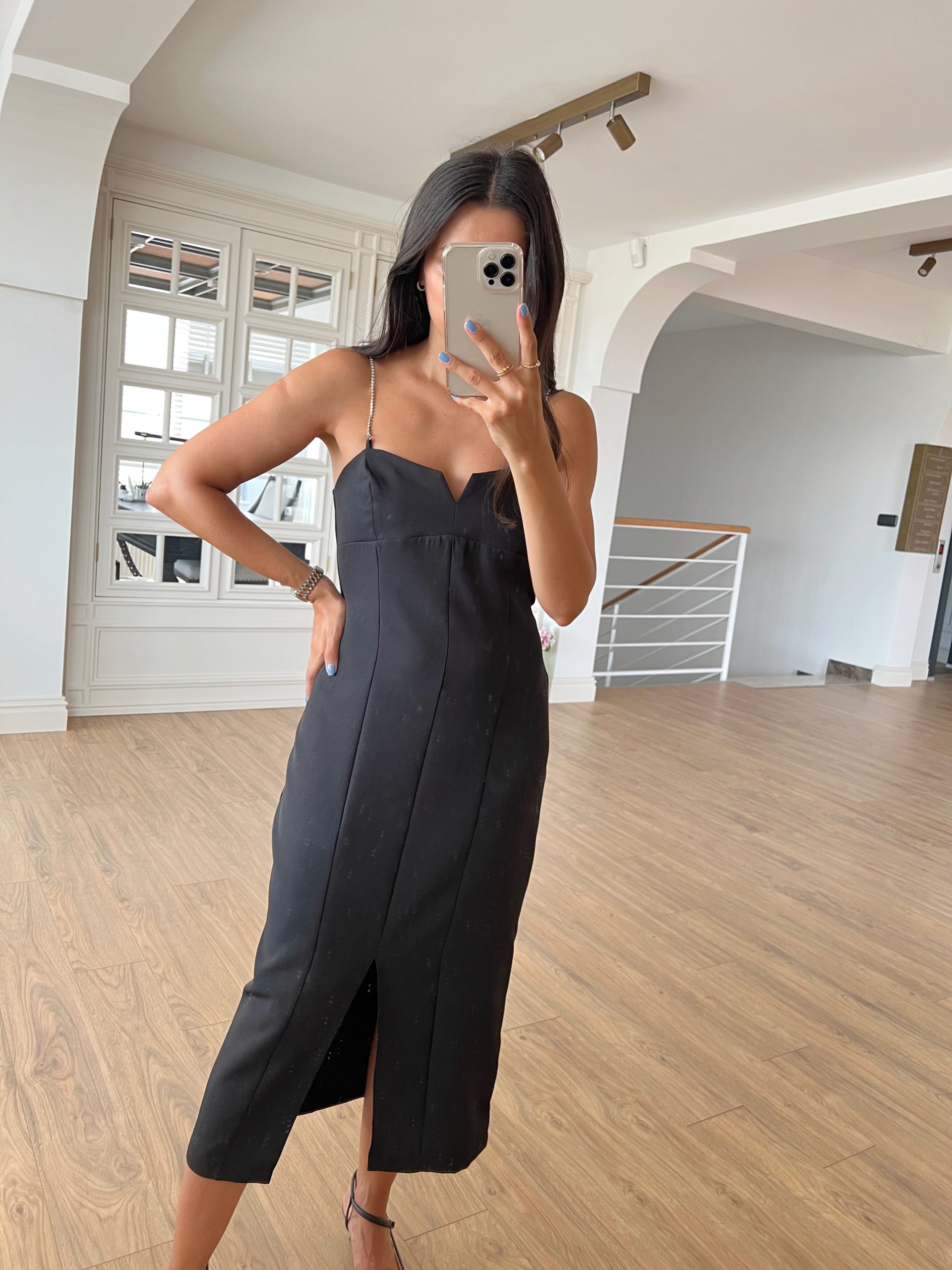 Taş Askılı Siyah Yırtmaçlı Elbise – Pelin Şenoğlu