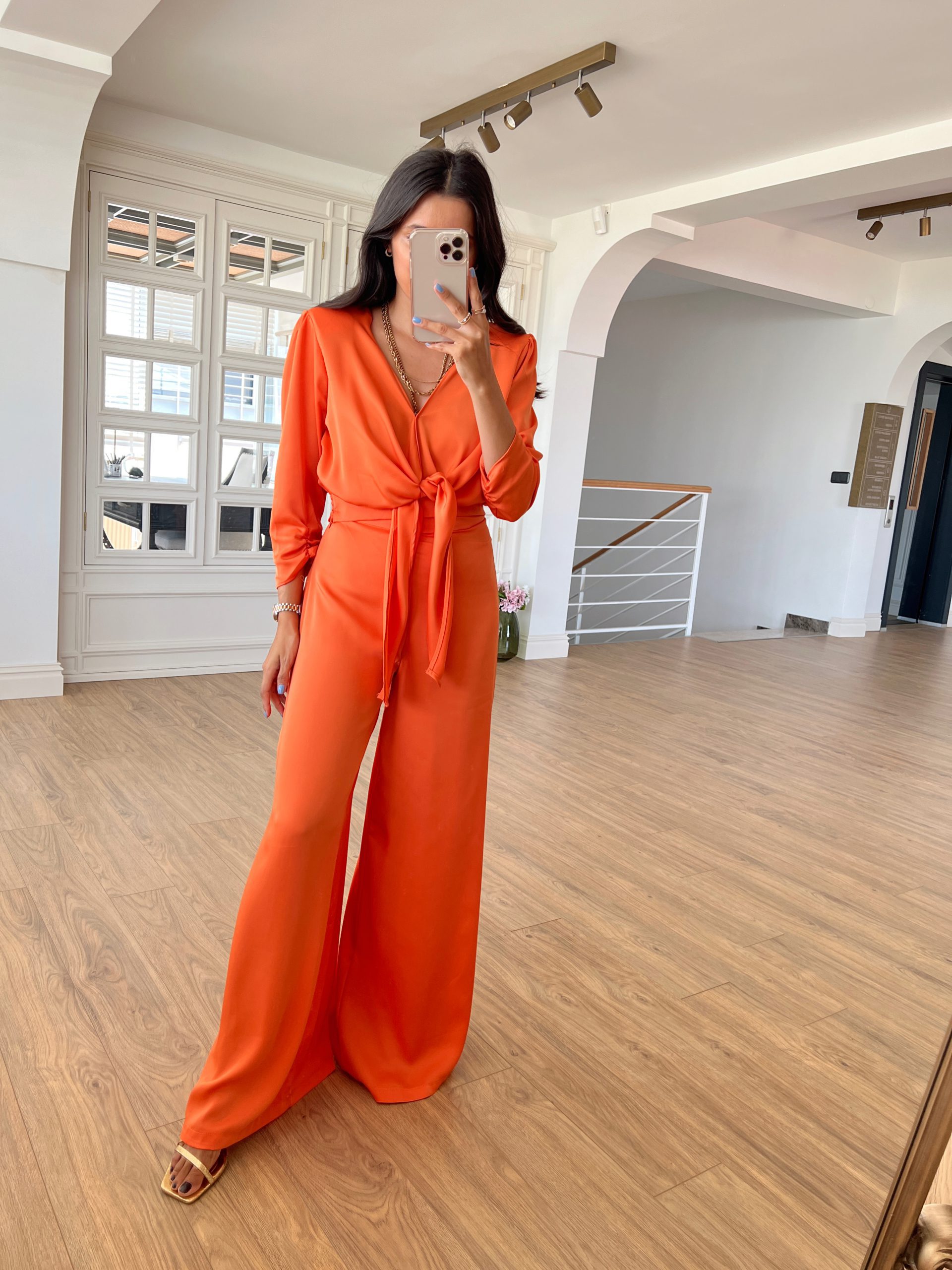 Saten Turuncu Bağlamalı Takım – Pelin Şenoğlu